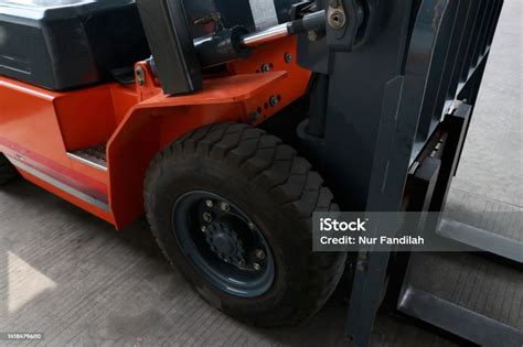 지게차 또는 포크 트럭은 재료를 들어 올리고 이동하는 데 사용되는 산업용 트럭입니다 0명에 대한 스톡 사진 및 기타 이미지 0명 공장 산업 건물 교통수단 Istock