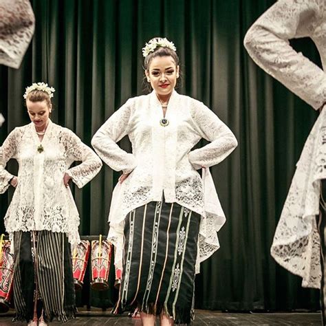 Lengkap Tari Lenso Sejarah Pertunjukan Kostum Properti Video