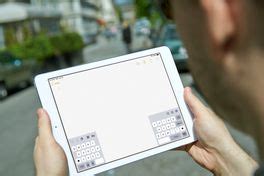 How To Fix A Floating Keyboard On An IPad