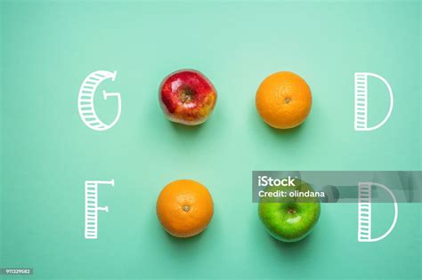 좋은 음식 과일와 청록색 배경에 글자 손 오렌지 그린 빨간 사과 건강 한 깨끗 한 먹는 채식주의 비타민 에너지 개념 창조적인 혼합 미디어 포스터입니다 0명에 대한 스톡 사진