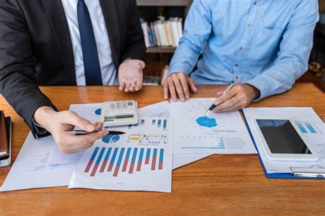 파트너 재무 및 회계 개념과의 비즈니스 만들기 대화 및 비즈니스 전략 기획에 대한 회의 프리젠 테이션에 대한 비즈니스 팀 회의 그룹 계획에 대한 스톡 사진 및 기타 이미지