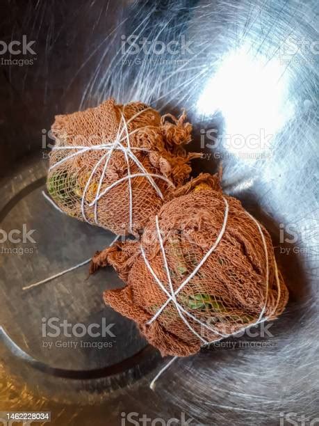 집에서 만든 전통적인 부활절 달걀 색칠하기 다른 잎 식물 및 꽃을 사용하여 0명에 대한 스톡 사진 및 기타 이미지 0명