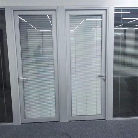 أبواب زجاجية مزدوجة