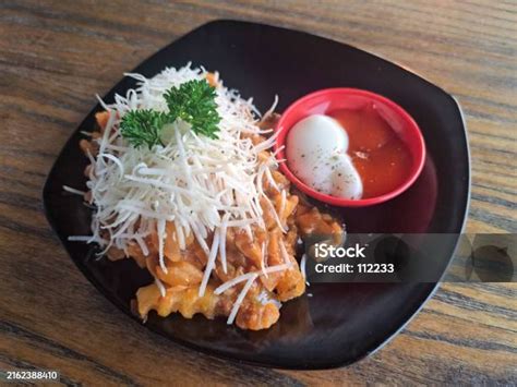 딜리셔스 파타타 볼로네제는 볼로네제 소스와 치즈를 곁들인 크링클 컷입니다 음식 메뉴 0명에 대한 스톡 사진 및 기타 이미지 0명 감자 요리 감자튀김 Istock