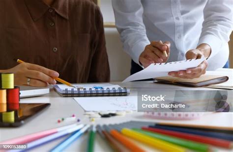 세련 된 패션 디자이너 작품은 아 틀 리에 새로운 컬렉션의 스케치 크리에이 티브 디자인 컨셉 고급 의상에 대한 스톡 사진 및 기타 이미지 Istock