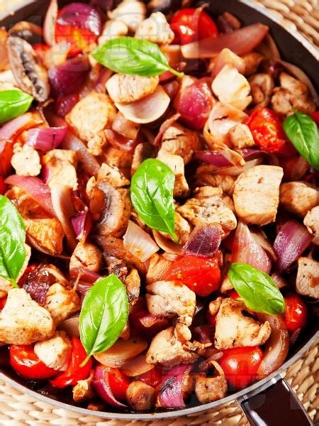 Пилешки хапки с чери домати гъби лук и босилек