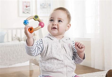 Почему ребёнок снова и снова кидает игрушки Примерно в восемь месяцев