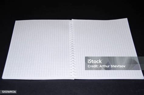 메모에 대한 회색 노트북과 검은 색 배경에 흰색 펜 닫혀 있고 열린 확장 된 상태의 메모장입니다 아이디어 계획 작업을 작성하기위한 메모장 일기 위에서 볼 수 있습니다