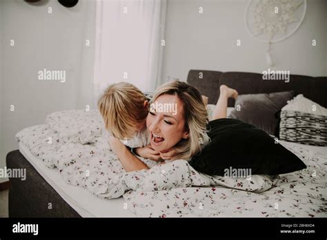 Mutter und Sohn im Bett Spaß herumalbern Stock Photo Alamy
