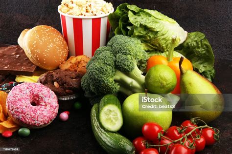 건강에 좋은 음식이나 건강에 해로운 음식 건강하고 건강에 해로운 음식의 개념 사진 과일과 채소 대 도넛과 패스트 푸드 독일에 대한 스톡 사진 및 기타 이미지 Istock