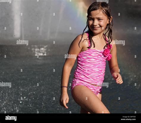 Mädchen im brunnen nass Fotos und Bildmaterial in hoher Auflösung Alamy