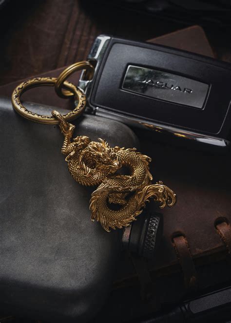 골드 금속 독특한 따뜻한 조명 럭셔리 만들어진 매우 복잡한 목걸이 보석 보석 디자인 상세한 상징주의 셔츠 손 수제 스타일 스타일리시한 신화적인