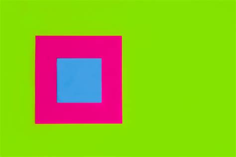 아이디어를 쓰기위한 빈 사각형 청록색 알림 메모 분홍색 자홍색 사각형 카드와 밝은 녹색 색 종이 배경에 할 일 밝은 계획 미니멀한 개념 와이드 배너 개념에 대한 스톡 사진