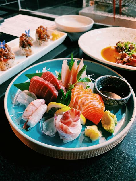 가벼운 식사 간장 고급 요리 도금 접시 도금의 예술 레스토랑 레스토랑 다이닝 맛있는 맛있는 식사 무 장식 미식가 방어 사시미 생선 생선 조각