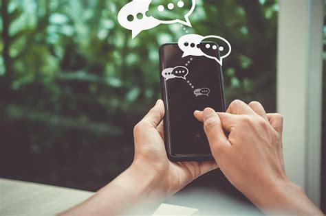 여자 손 스마트폰 입력을 사용 하 여 대화 상자 아이콘 팝업 채팅 대화 소셜 미디어 Maketing 기술 개념입니다 빈티지 소프트 컬러 톤 배경입니다 개념에 대한 스톡 사진