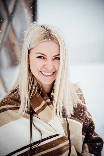 빈티지 카메라와 아름 다운 금발 소녀는 겨울 풍경을 배경으로 웃 고 겨울에 대한 스톡 사진 및 기타 이미지 겨울 관광 관광객 Istock