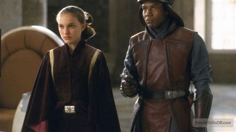 La Tenue Bordeaux De Padmé Ami­dala Na­tha­lie Port­man Dans Star Wars I La Menace Fantôme