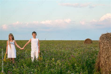 Фото Мальчик И Девочка Держатся За Руки — Картинки