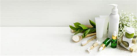 얼굴과 몸의 피부 관리를위한 에코 화장품 천연 크림 비누 및 에센스 오일이 함유 된 병이있는 흰색 튜브 및 미네랄 비타민 프리 바이오틱스가 함유 된 기타 화장품 제품 0명에