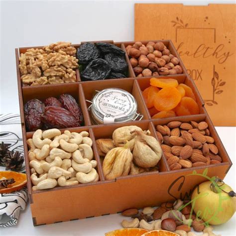 Купить набор орехов и сухофруктов Mix Box Max №2 в подарочной