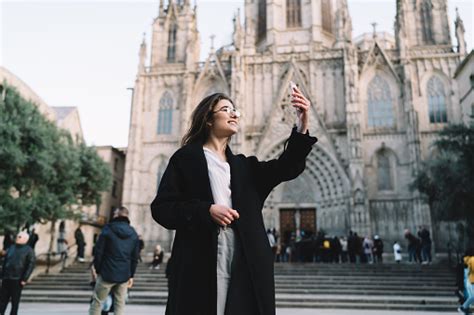 행복한 여성 블로거 촬영 영향 Vlog 고대 두오모와 이탈리아 광장에서 온라인 관광을 만들기위한 Vlog 쾌활한 힙스터 소녀 앞 비디오 번역을하는 동안 카메라에 미소 짓고