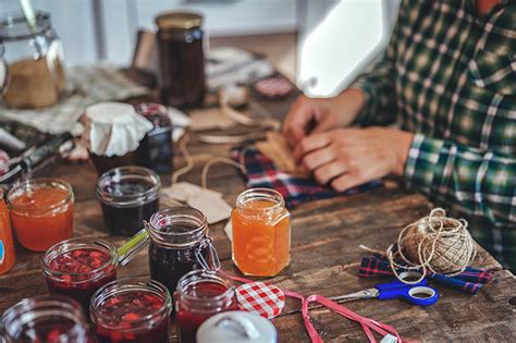 수 제 딸기 블루베리 라즈베리 잼 및 통조림 항아리에 준비 가정 생활에 대한 스톡 사진 및 기타 이미지 가정 생활 가정 주방 가정의 방 Istock