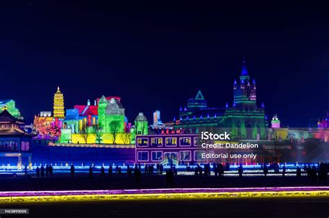 중국 장춘 얼음과 눈 신천지 얼음과 눈 조각과 밤에 조명 풍경 각얼음에 대한 스톡 사진 및 기타 이미지 각얼음 거리 건물 외관 Istock