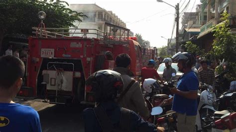 ចាក់ប្រេងលាងរថយន្តមិនប្រយ័ត្ន ខ្ទាតចំឧបករណ៍ផ្សារដែក