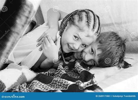 Irmão E Irmã Rindo Brincando Juntos Crianças Felizes Brincando De
