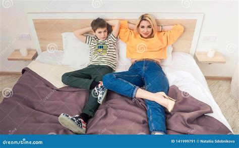 Moeder Met Zoon Op Bed Moeder En Zoon Die Pret Hebben Stock Afbeelding
