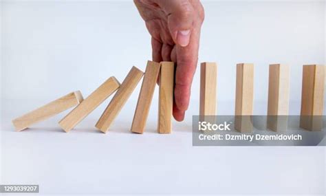 성공 비즈니스 프로세스 기호 사업가는 도미노 떨어지는 중지 손을 배치 아름다운 흰색 배경 공간을 복사합니다 성공 비즈니스