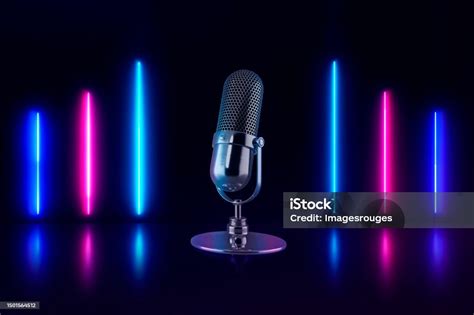 추상적인 네온 배경에 밝은 레이저가 있는 화려한 광선이 있는 마이크 팟캐스트 라이브 스트리밍 크리에이터 콘텐츠 마이크에 대한 스톡 사진 및 기타 이미지 Istock