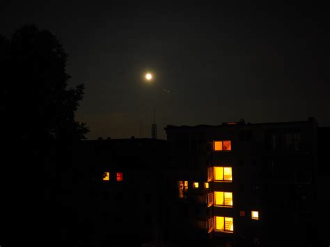 무료 이미지 빛 하늘 바닥 창문 건물 새벽 어두운 황혼 저녁 어둠 가로등 달 아파트 조명을받은 기묘한 한밤중 아리송한 천체