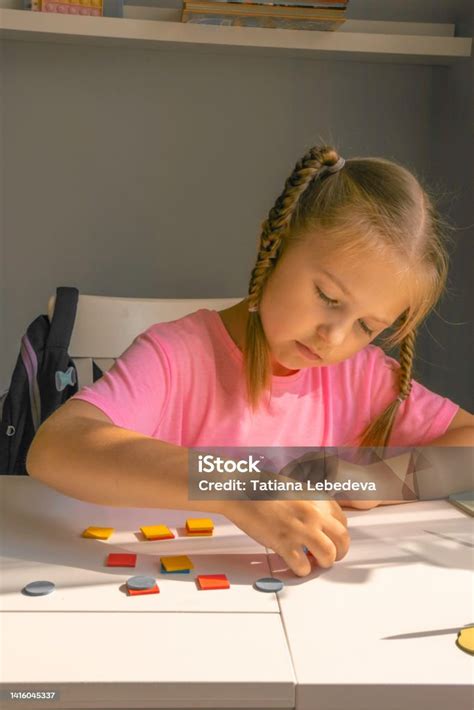 집에서 노트북 컴퓨터로 숙제를하는 여학생 가젯을 사용하여 공부하는 어린이 아이들을위한 온라인 교육 및 원격 학습 격리 중 홈 스쿨링 집에 머물러 라 학교로 돌아가기 소녀에