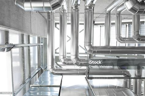 Hvac 파이프 난방 환기 공조 및 냉각 시스템 외부에 위치한 벽을 통해 덕트 된 환기 시스템 건물의 쾌적성을 위한 공조 시스템 급기관에 대한 스톡 사진 및 기타 이미지