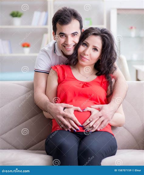 Familia Joven De Los Pares Que Cuenta Con A Un Beb Imagen De Archivo Imagen De Feliz Marido