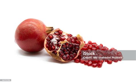 신선한 전체와 석류 평면도에서 흰색 배경에 고립의 절반 0명에 대한 스톡 사진 및 기타 이미지 0명 과일 날것 Istock