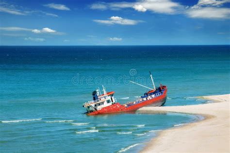 Рыбацкая лодка пристала к берегу Стоковое Изображение изображение насчитывающей небо раковина
