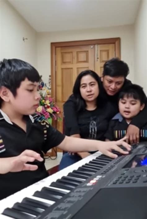 မြန်မာသံသီချင်းလေးကို သားကြီးလေးက ကီဘုတ်လေးတီးပေးပြီး မိသားစုတွေ ပျော်ပ