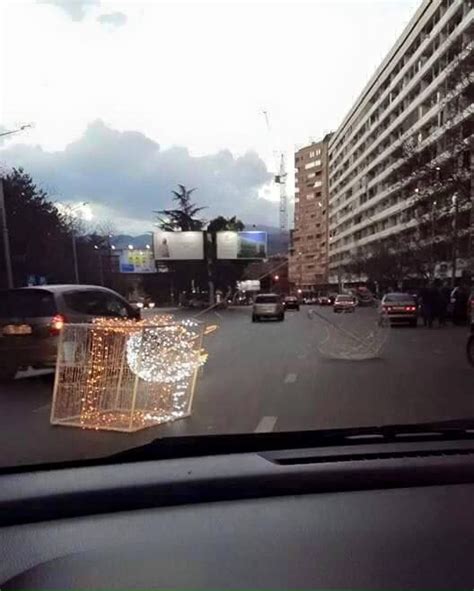 ქალაქში ფიფქები არა მაგრამ საახალწლო განათებები ცვივა