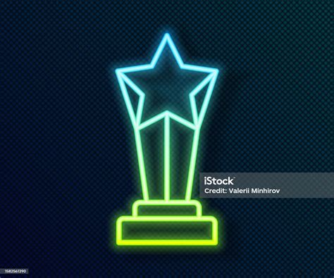 검은 색 배경에 고립 된 빛나는 네온 라인 어워드 컵 아이콘 우승자 트로피 기호 챔피언십 또는 경쟁 트로피 스포츠 성취 기호 벡터 트로피에 대한 스톡 벡터 아트 및 기타