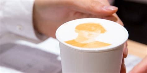 카페에서 바리스타로 일하는 어느 아이돌 사연 물빵