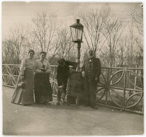 Iverieli გრიგორი ადელხანოვი ახლობლებთან ერთად