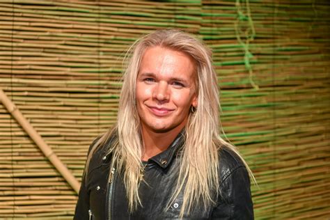 Olli Herman Kihlasi Tytti Puolisonsa