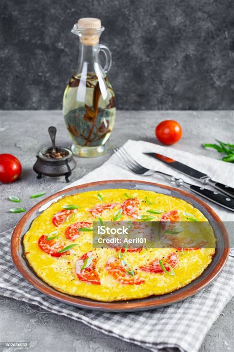 토마토 허브 및 강판 치즈를 곁들인 오믈렛 쉬운 아침 식사 이탈리아 음식에 대한 스톡 사진 및 기타 이미지 이탈리아 음식 건강한 식생활 고기 Istock