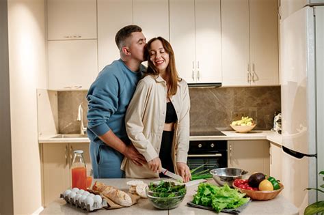사랑스러운 가족 커플이 부엌에서 야채 채식주의 자 샐러드를 함께 준비합니다 건강한 음식과 다이어트 개념 라이프 스타일 집에서 요리하기 25 29세에 대한 스톡 사진 및 기타
