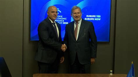 Средба на премиерот Ковачевски со Јоханес Хан еврокомесар за буџет Youtube