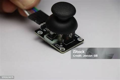 조이스틱 모듈은 다양한 아두이노 프로젝트를 만드는 데 사용됩니다 흰색 배경에 아날로그 조이스틱 모듈 Brand Name Video Game에 대한 스톡 사진 및 기타 이미지