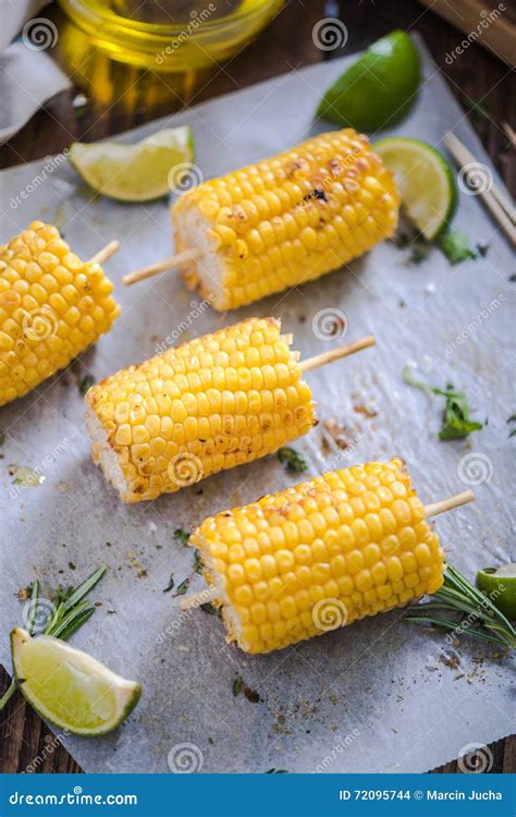与石灰的烤甜玉米玉米棒 库存照片 图片 包括有 金黄 夏天 当事人 准备 降低 食物 成份 72095744