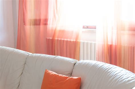 가구 소파 흰색 가죽 소파와 밝은 자연 채광 창으로 오렌지 베개와 함께 방에 현대적인 장식의 인테리어 0명에 대한 스톡 사진 및 기타 이미지 Istock